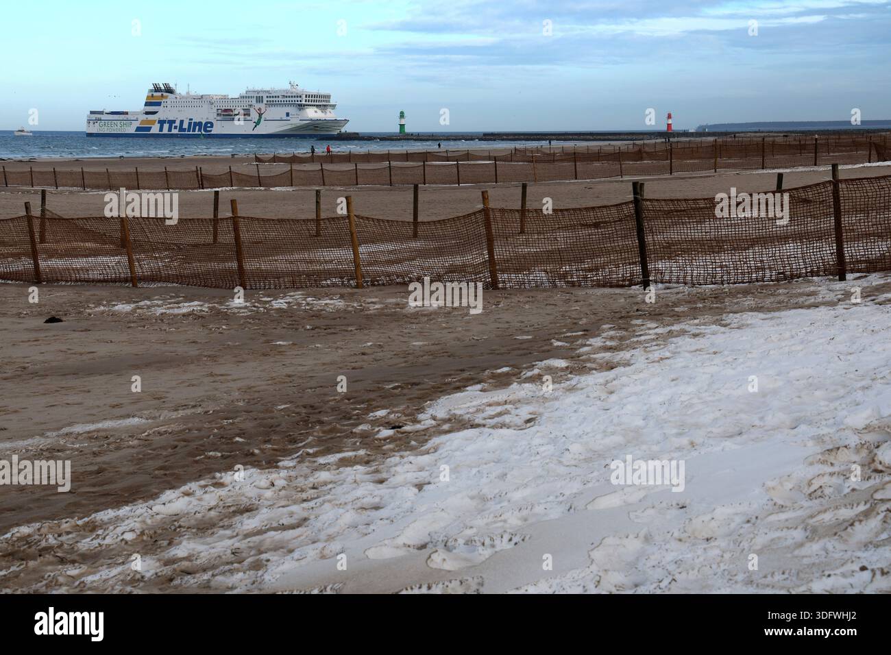 14 January 2026, Mecklenburg-Western Pomerania, Warnemünde: There is a ...
