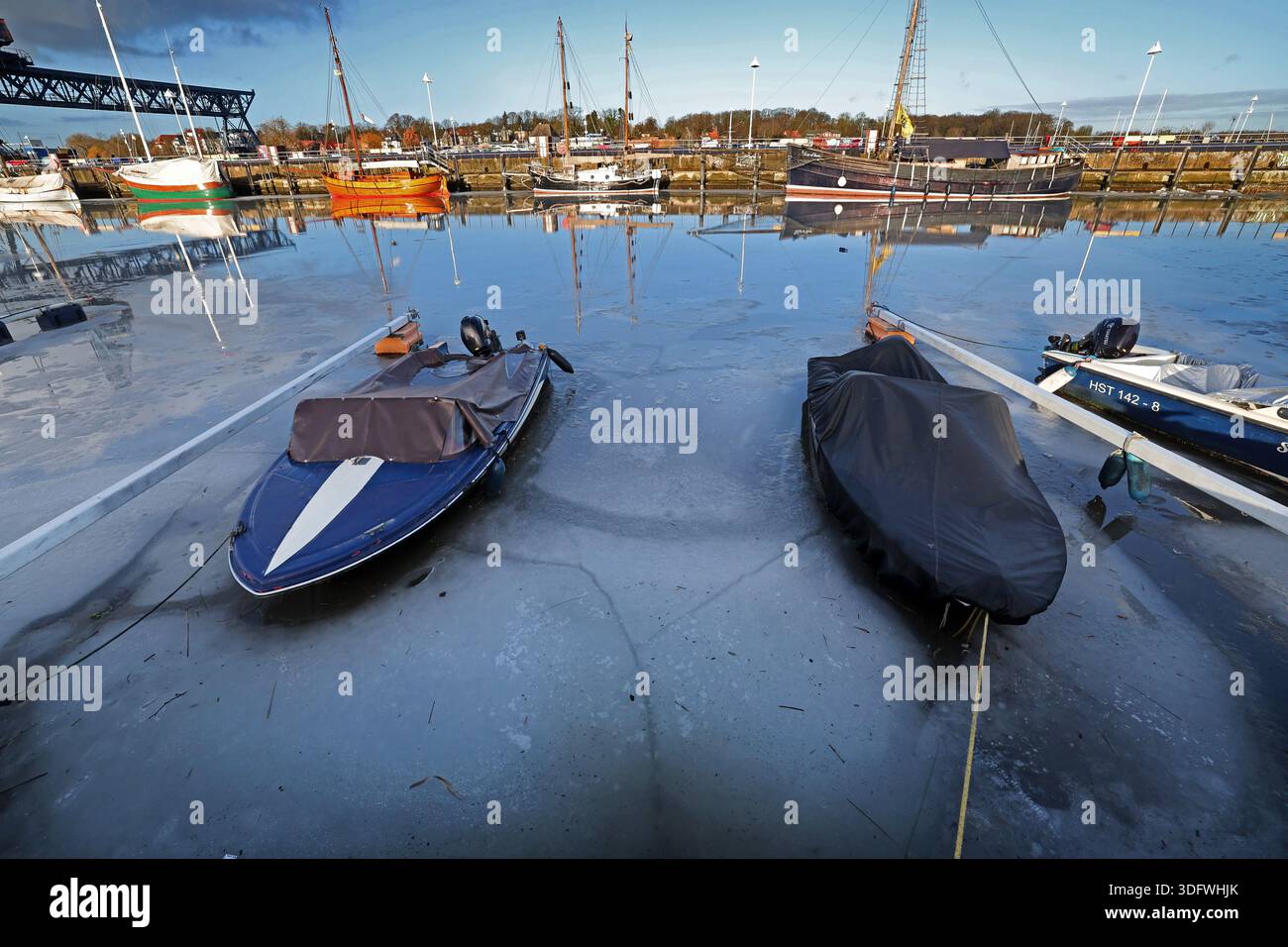 14 January 2026, Mecklenburg-Western Pomerania, Rostock: Boats lie in ...