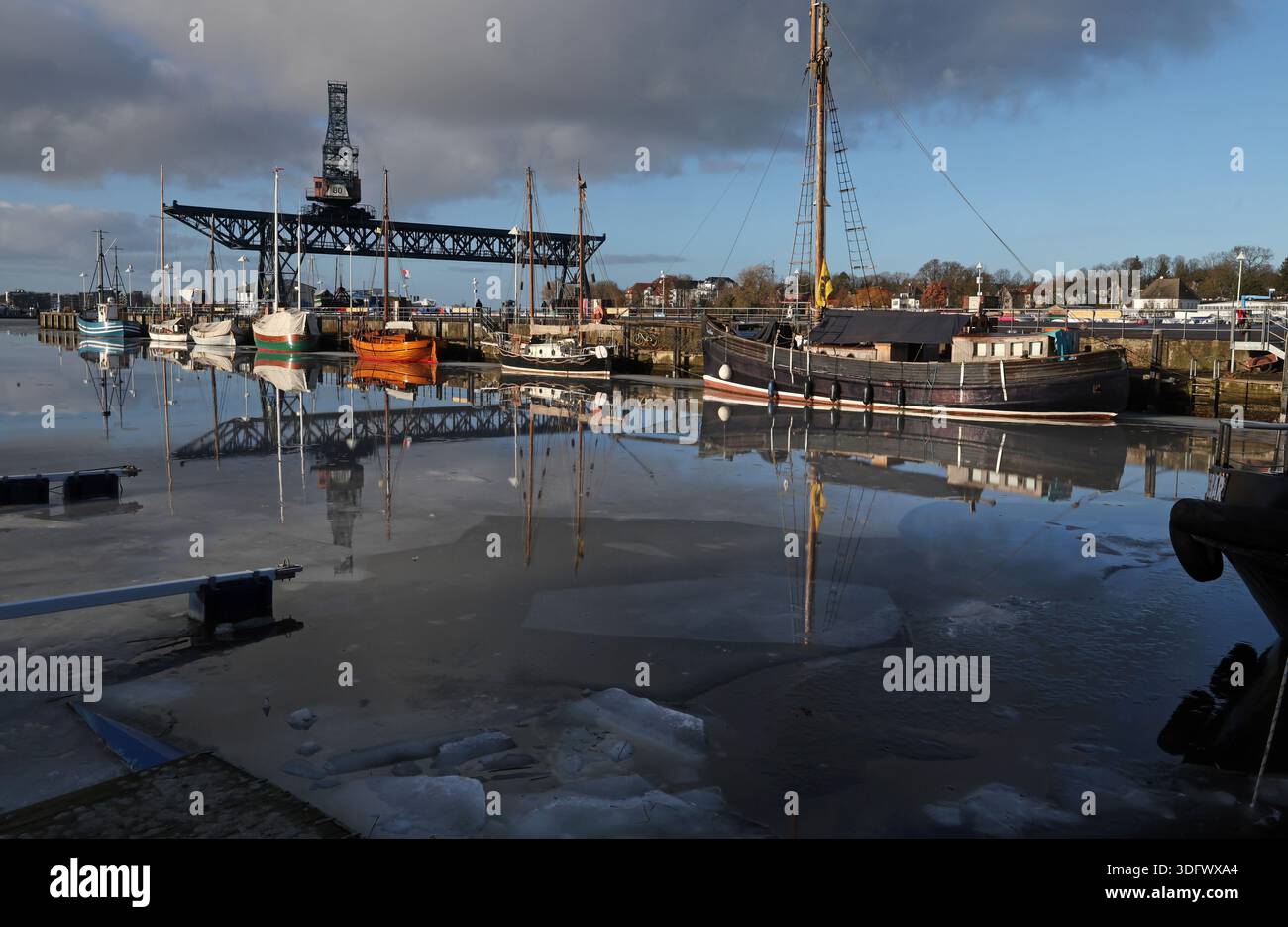 dpatop - 14 January 2026, Mecklenburg-Western Pomerania, Rostock: Water ...