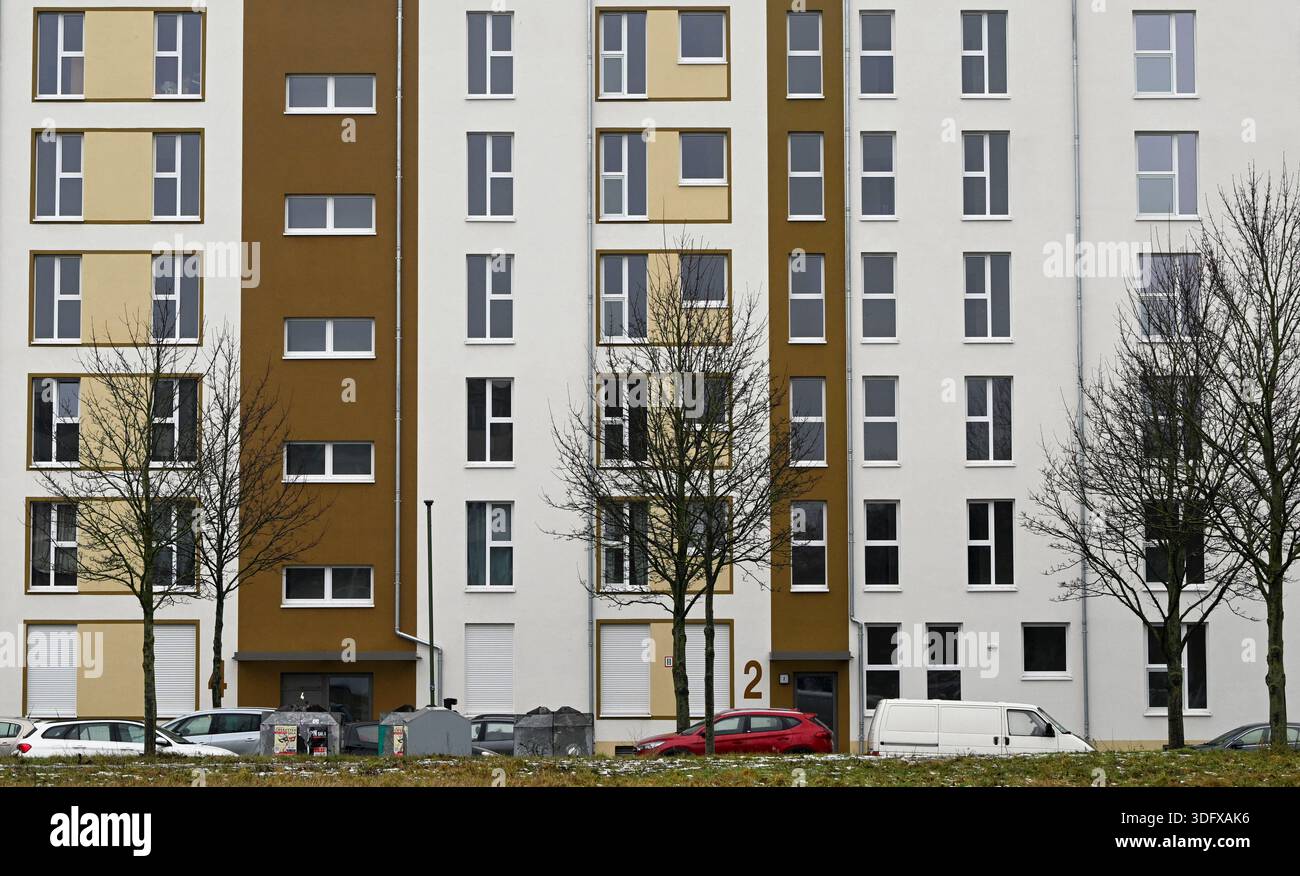 14 January 2026, Berlin: A residential building with social housing on ...
