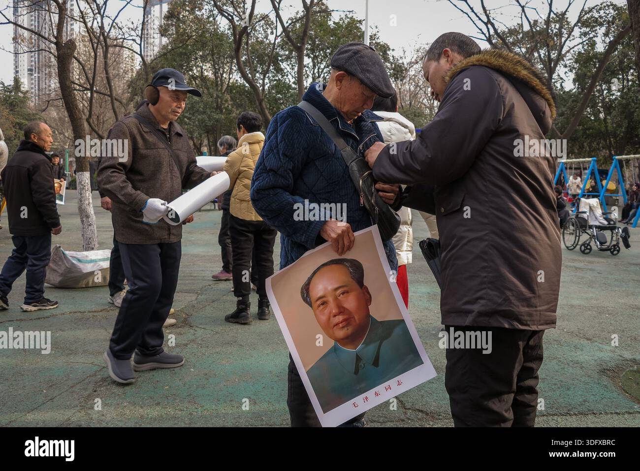 In Wenfeng Park, an elderly man was holding a brand-new Mao Zedong ...