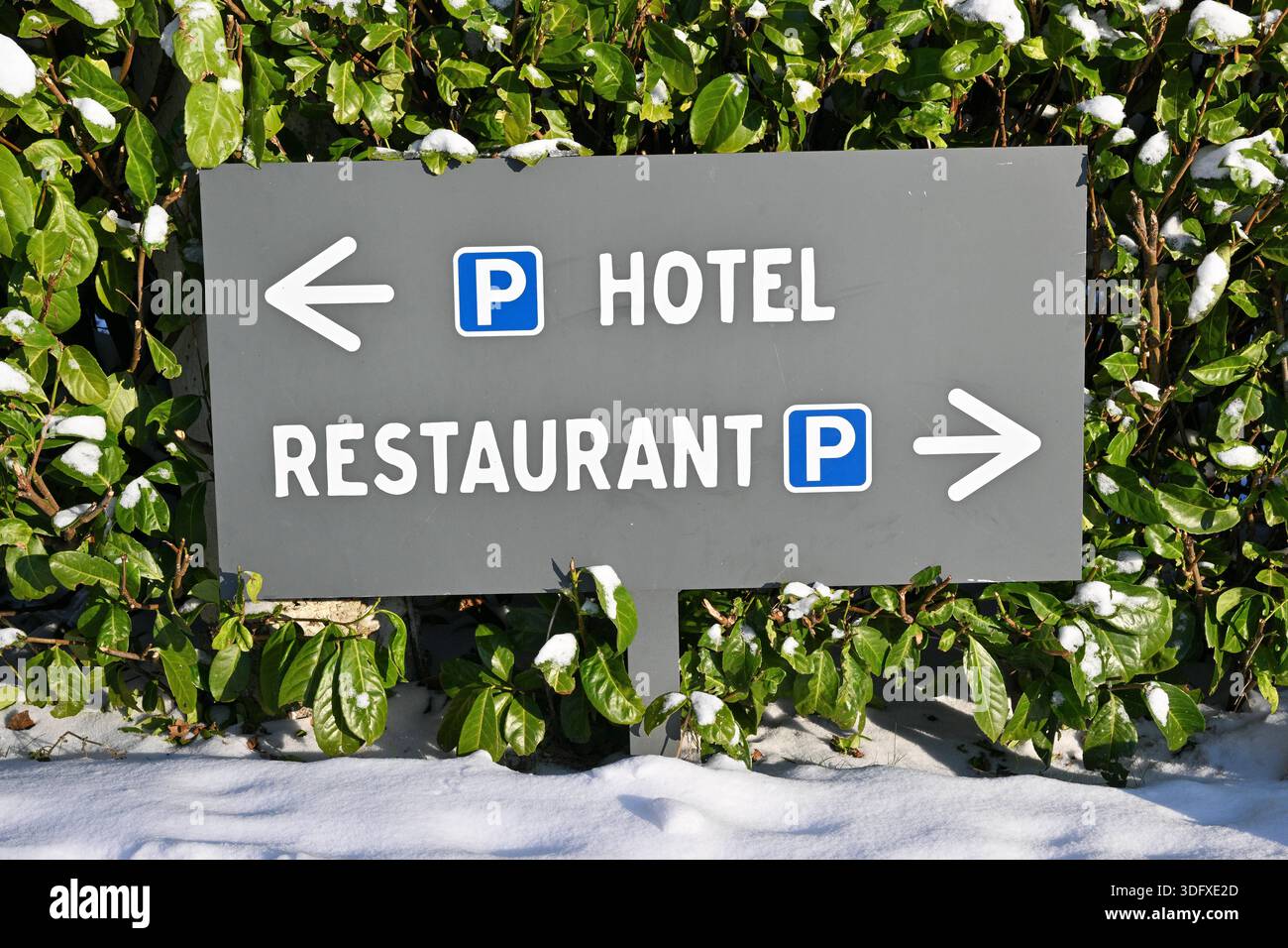 Hotel Restaurant Parkplatz Blick auf ein Schild eines Hotel ...