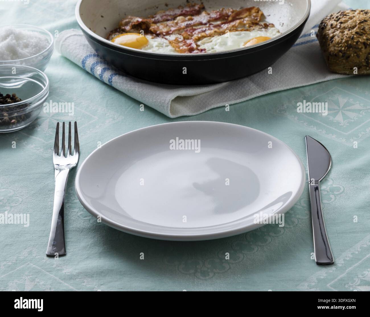 Empty white flat plate hi-res stock photography and images - Alamy