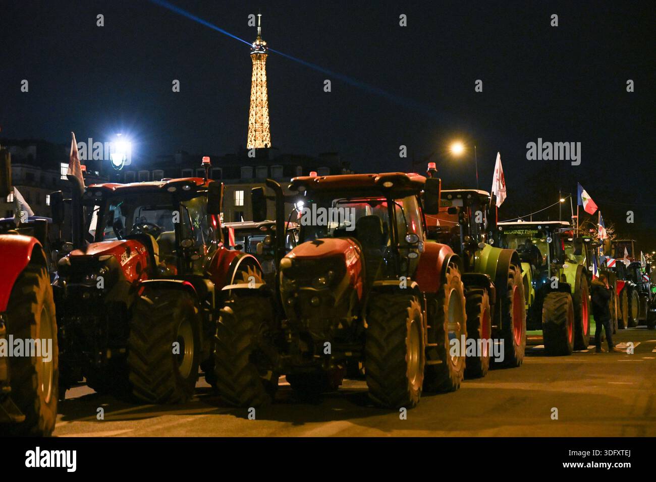 Hundreds of tractors belonging to the FNSEA, Young Farmers and the ...