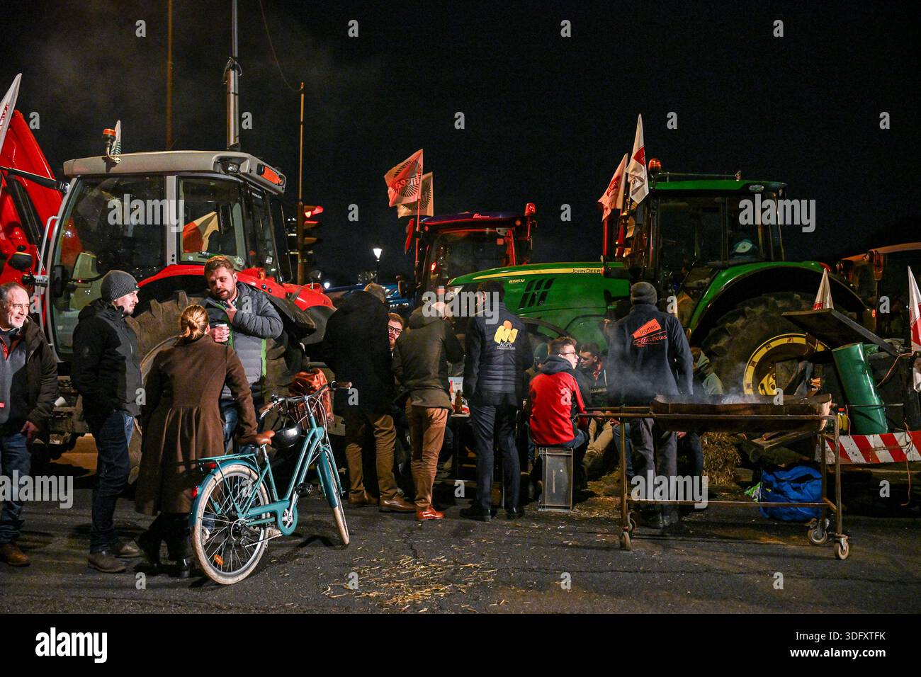 Hundreds of tractors belonging to the FNSEA, Young Farmers and the ...