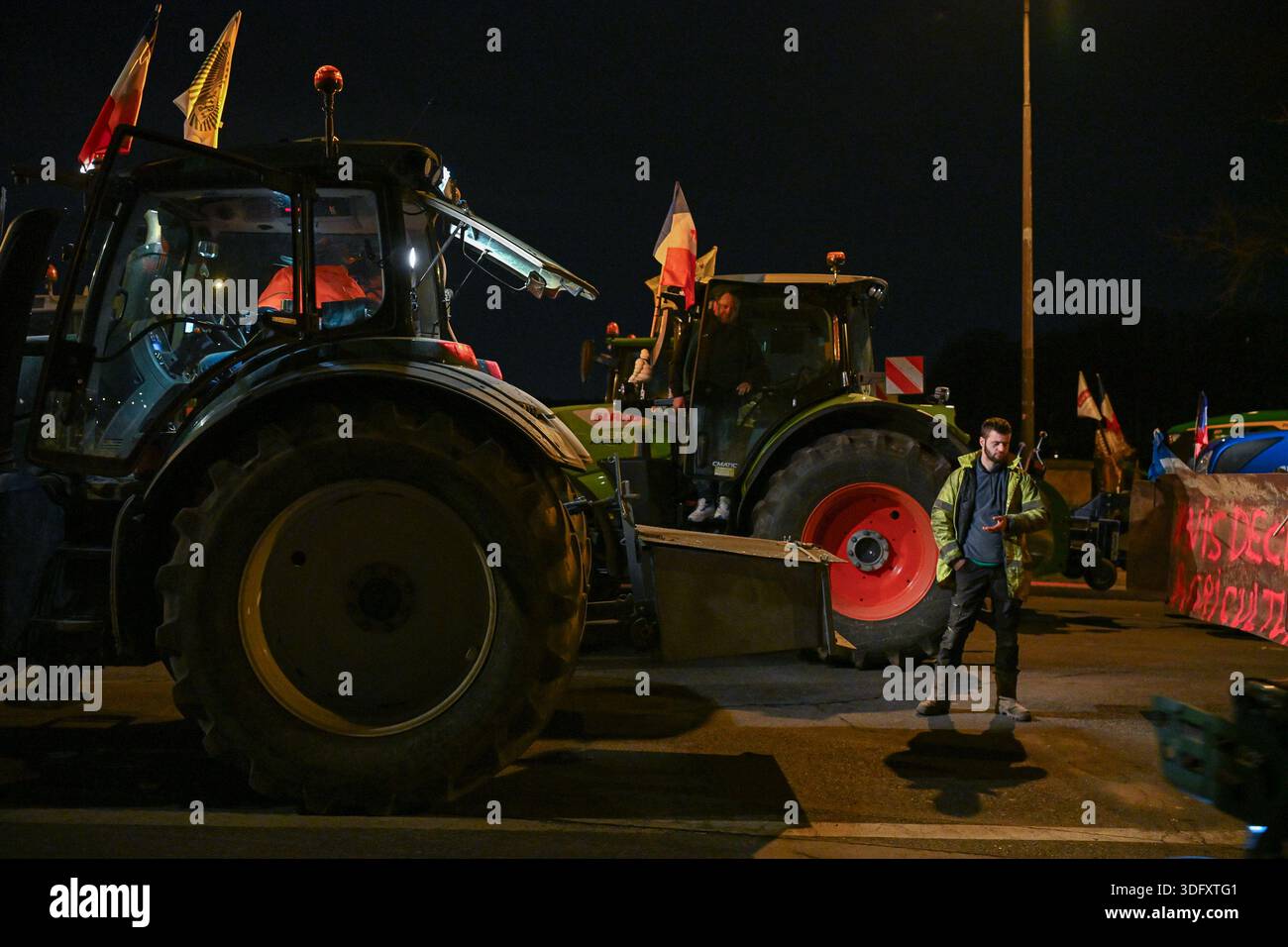 Hundreds of tractors belonging to the FNSEA, Young Farmers and the ...