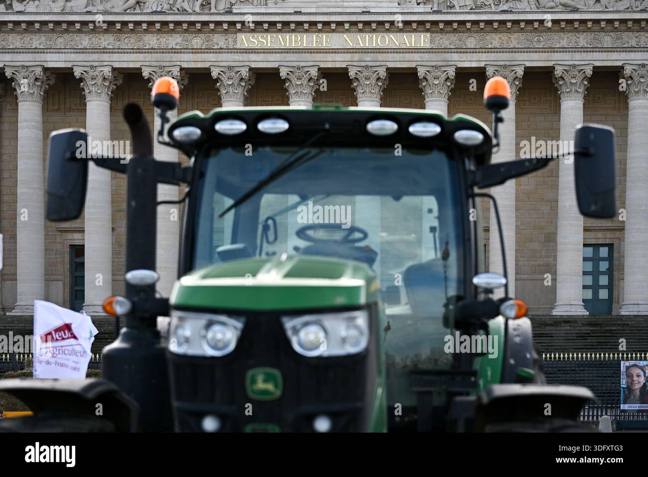 Hundreds of tractors belonging to the FNSEA, Young Farmers and the ...