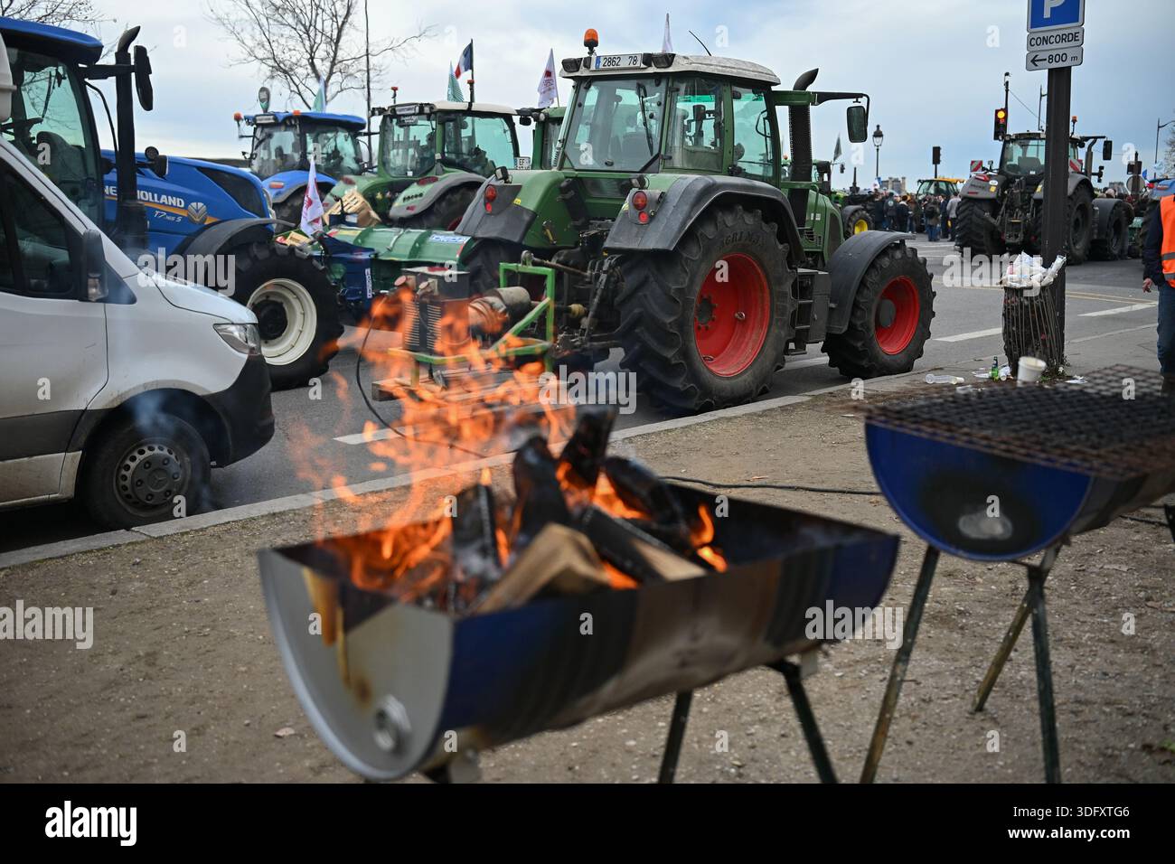 Hundreds of tractors belonging to the FNSEA, Young Farmers and the ...