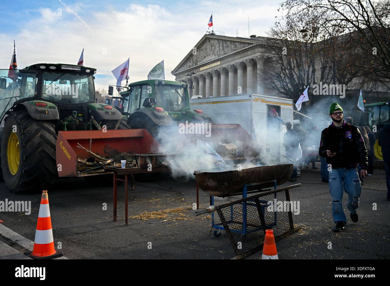 Hundreds of tractors belonging to the FNSEA, Young Farmers and the ...