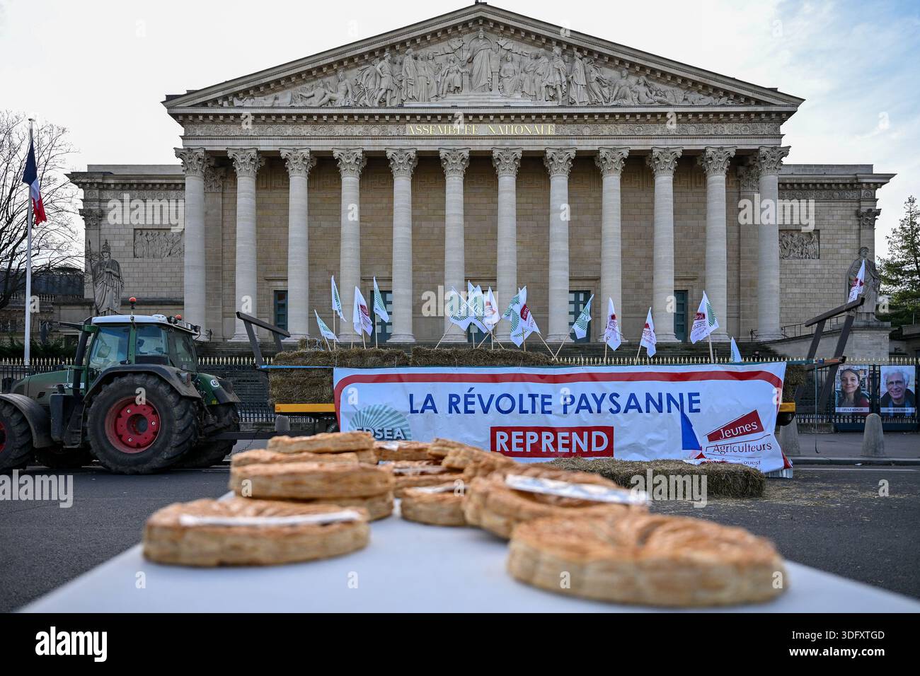 Hundreds of tractors belonging to the FNSEA, Young Farmers and the ...