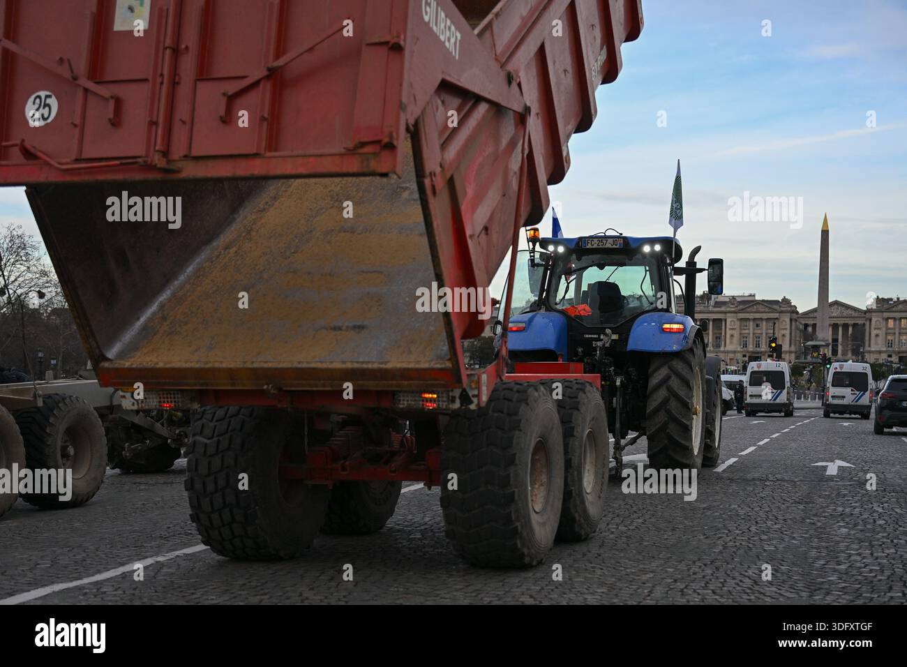 Hundreds of tractors belonging to the FNSEA, Young Farmers and the ...