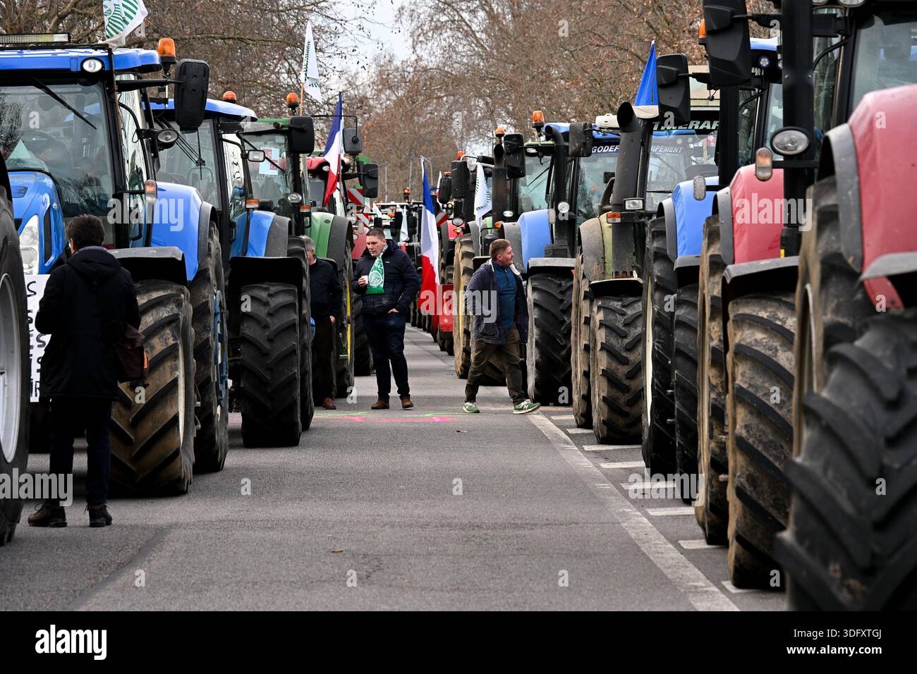 Hundreds of tractors belonging to the FNSEA, Young Farmers and the ...