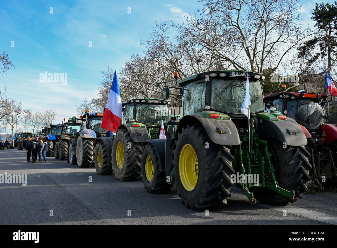 Hundreds of tractors belonging to the FNSEA, Young Farmers and the ...