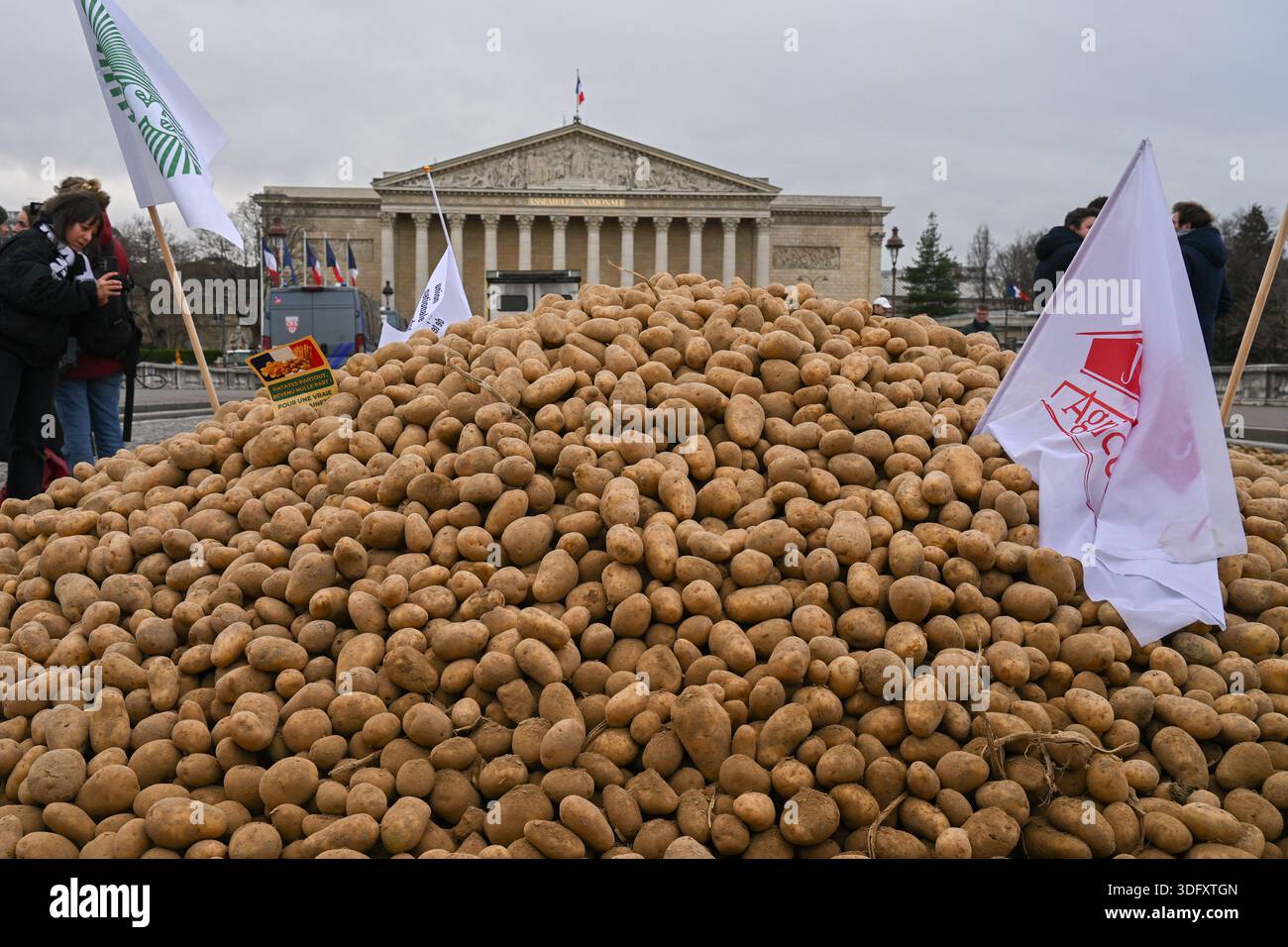 Hundreds of tractors belonging to the FNSEA, Young Farmers and the ...