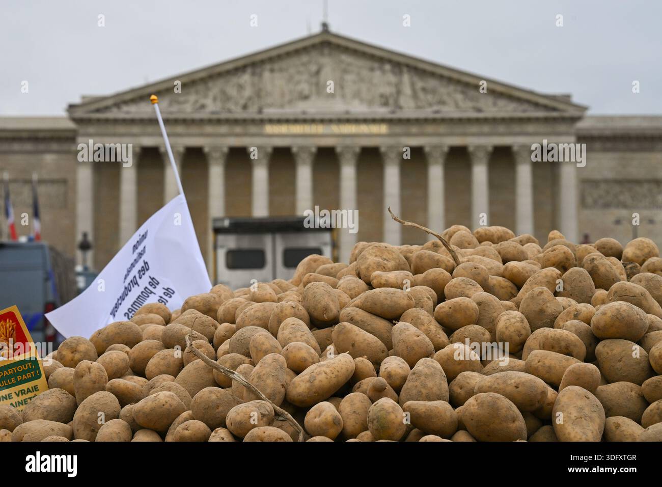 Hundreds of tractors belonging to the FNSEA, Young Farmers and the ...