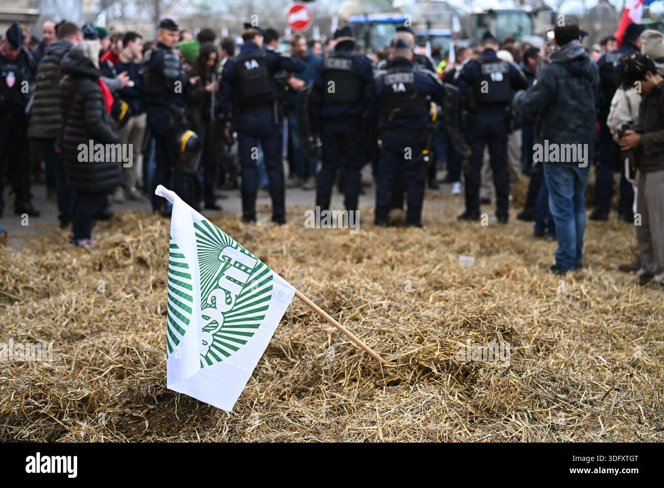 Hundreds of tractors belonging to the FNSEA, Young Farmers and the ...