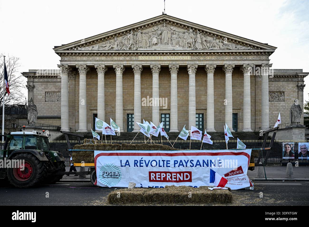 Hundreds of tractors belonging to the FNSEA, Young Farmers and the ...