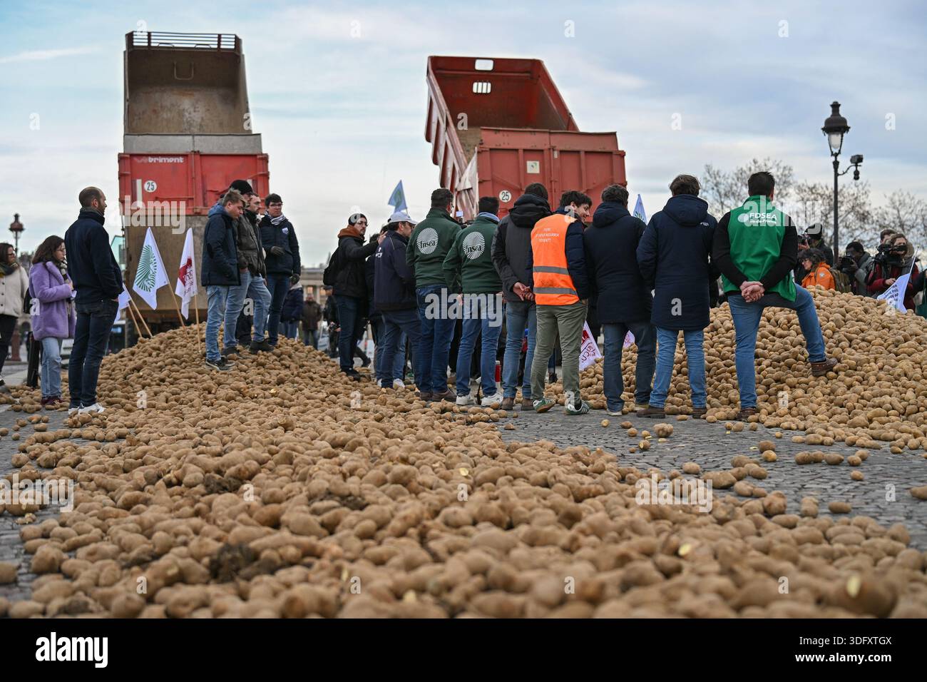 Hundreds of tractors belonging to the FNSEA, Young Farmers and the ...