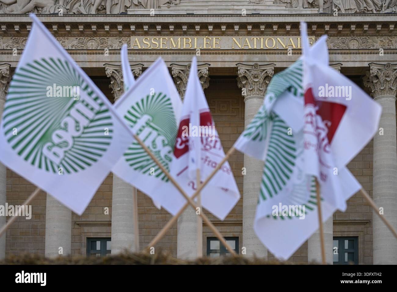 Hundreds of tractors belonging to the FNSEA, Young Farmers and the ...