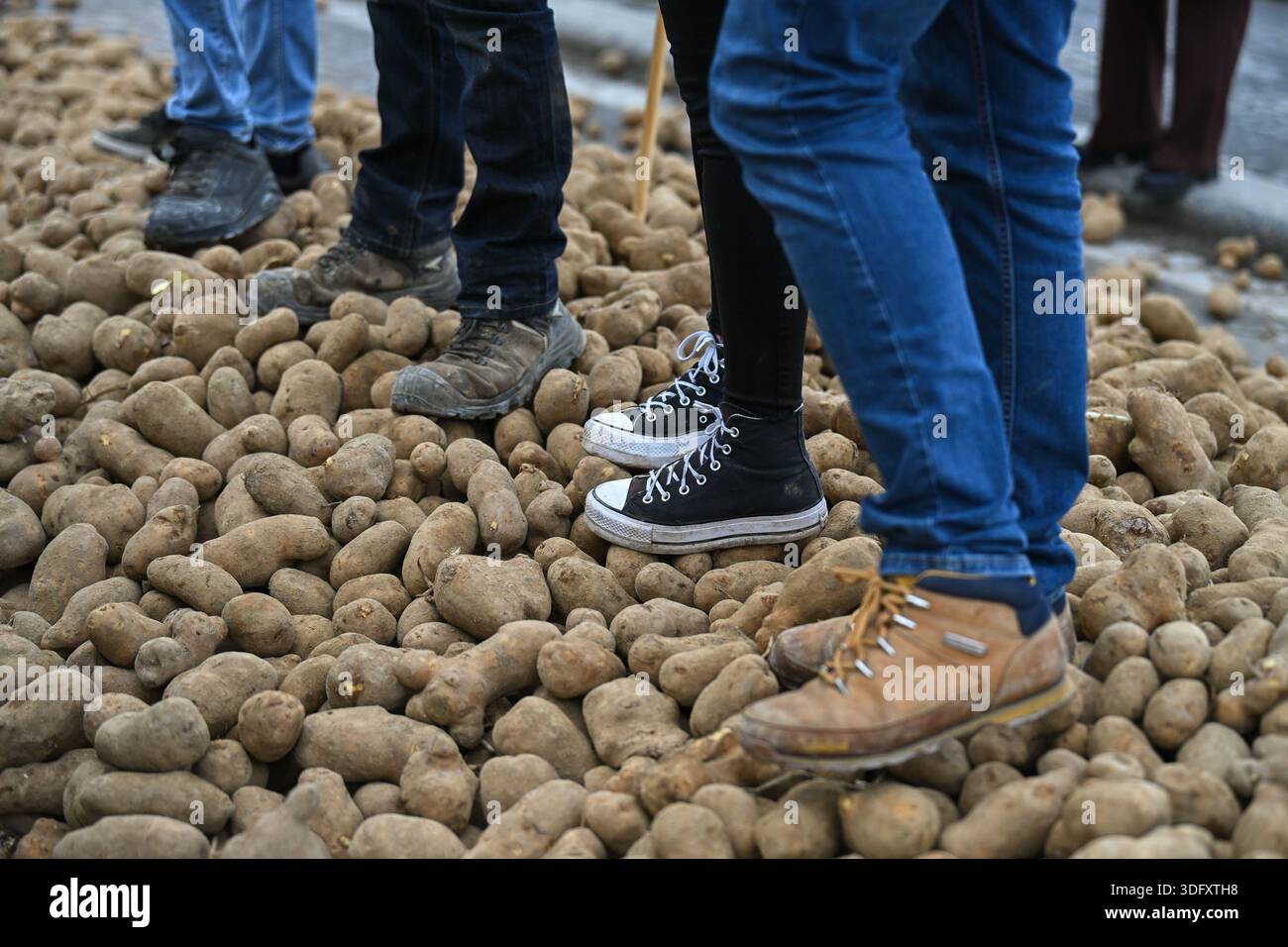 Hundreds of tractors belonging to the FNSEA, Young Farmers and the ...