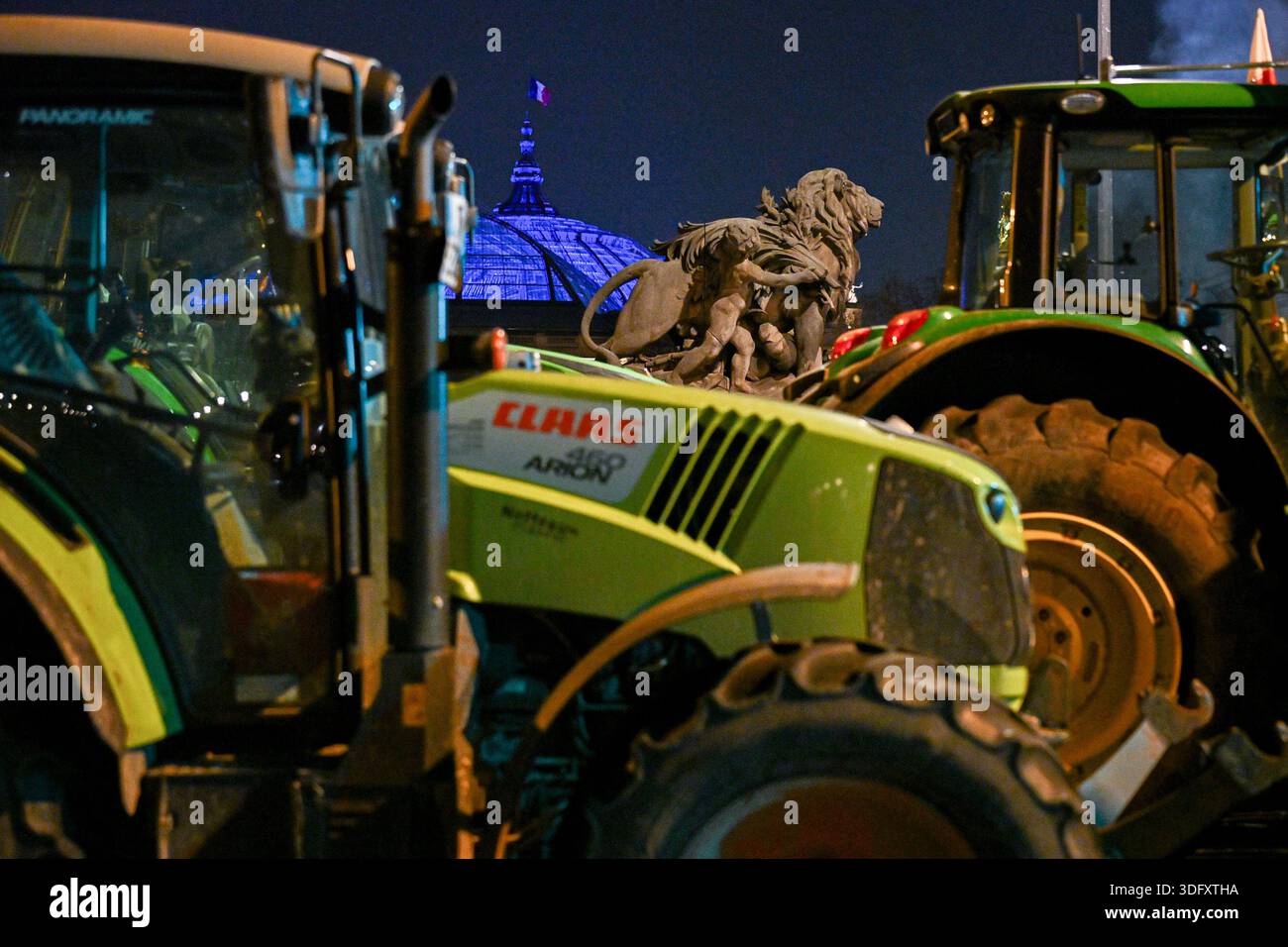 Hundreds of tractors belonging to the FNSEA, Young Farmers and the ...