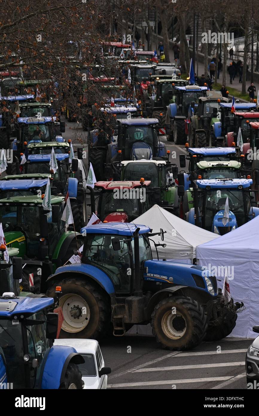 Hundreds of tractors belonging to the FNSEA, Young Farmers and the ...