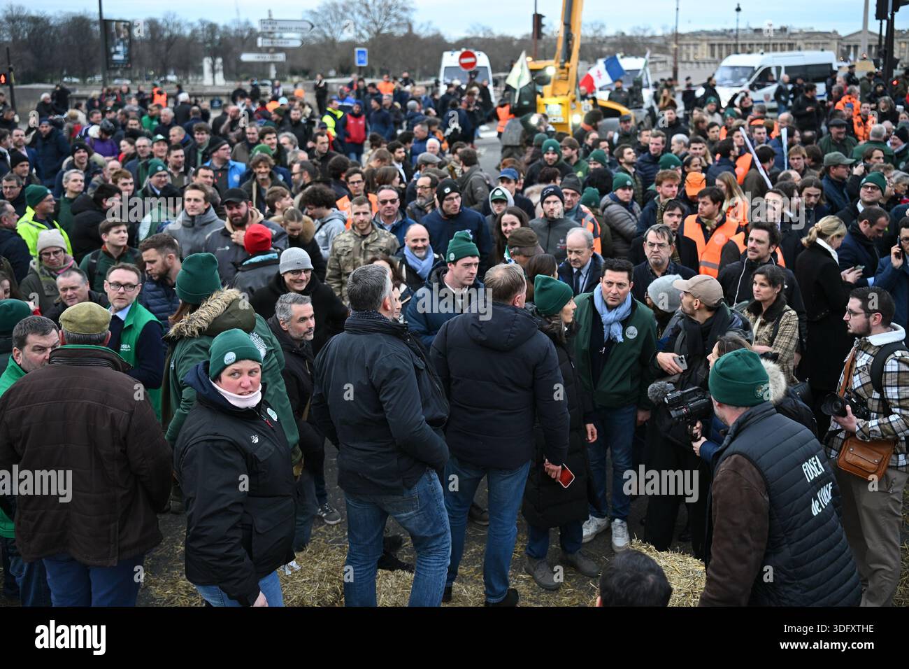 Hundreds of tractors belonging to the FNSEA, Young Farmers and the ...