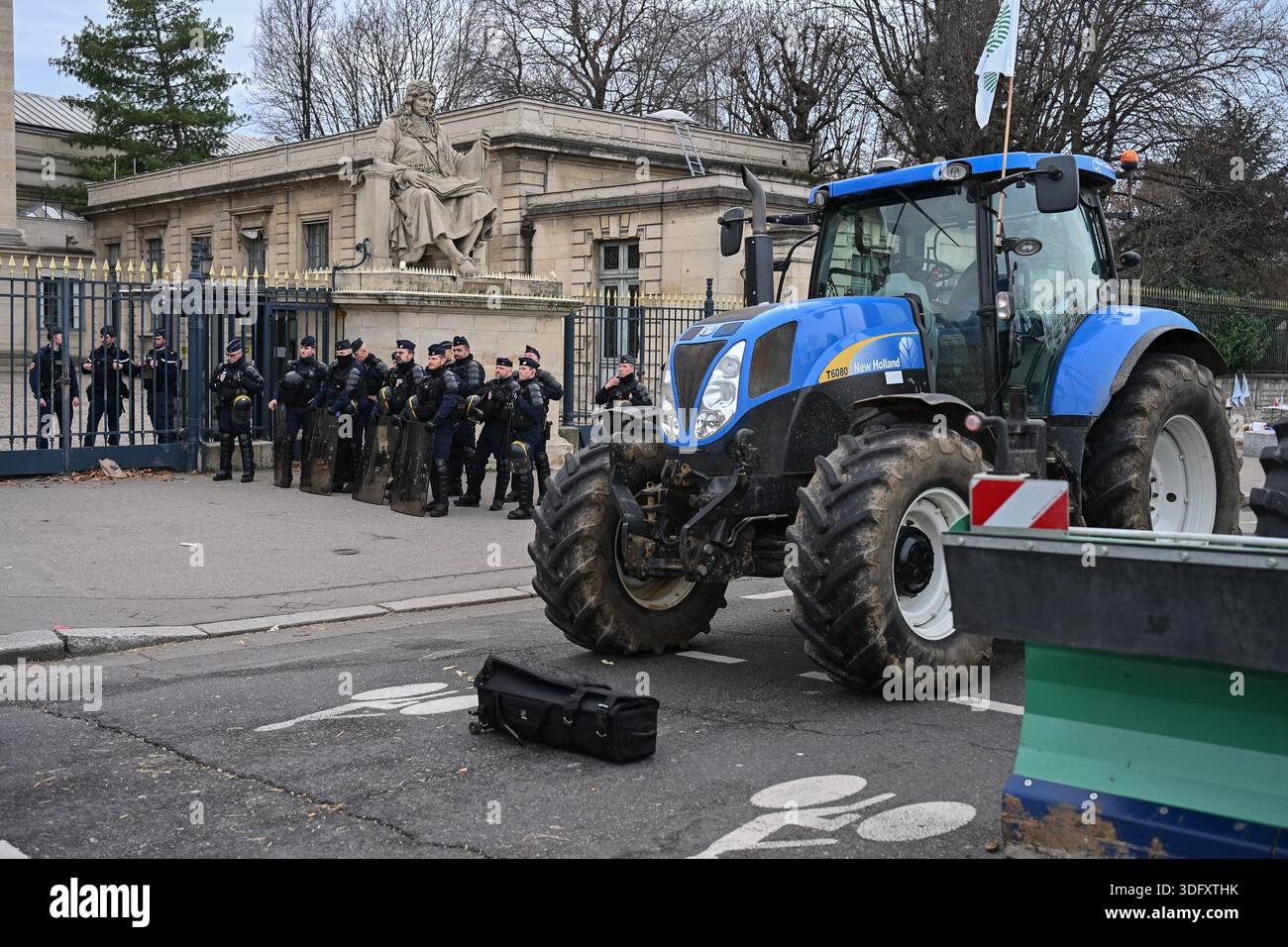 Hundreds of tractors belonging to the FNSEA, Young Farmers and the ...