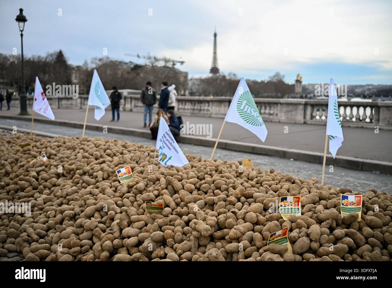 Hundreds of tractors belonging to the FNSEA, Young Farmers and the ...
