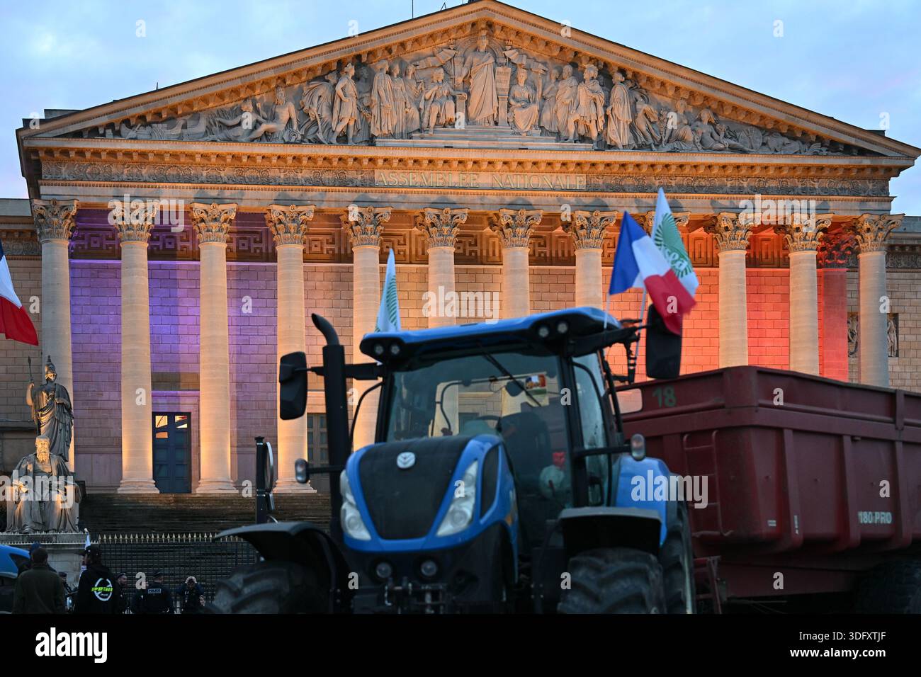 Hundreds of tractors belonging to the FNSEA, Young Farmers and the ...