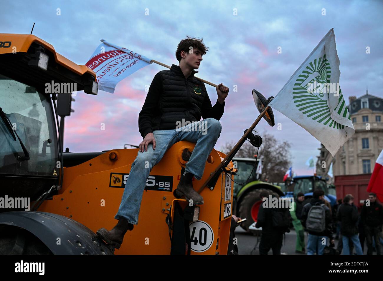 Hundreds of tractors belonging to the FNSEA, Young Farmers and the ...