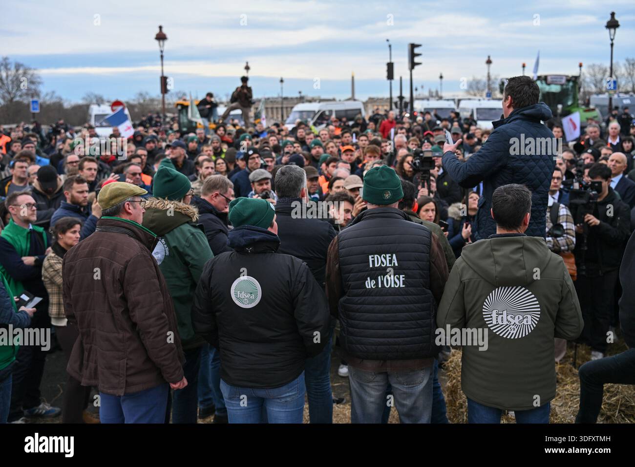 Hundreds of tractors belonging to the FNSEA, Young Farmers and the ...