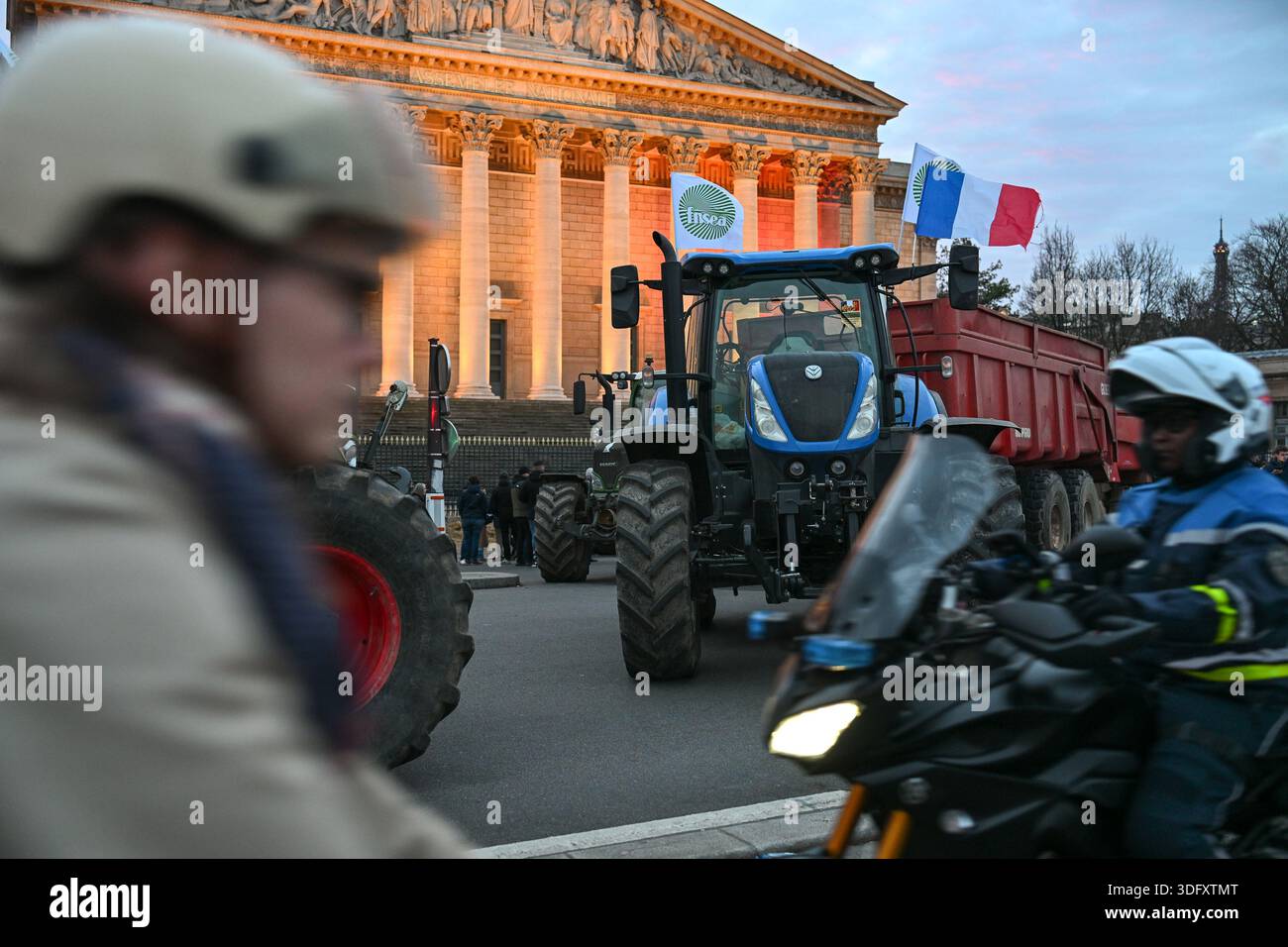 Hundreds of tractors belonging to the FNSEA, Young Farmers and the ...