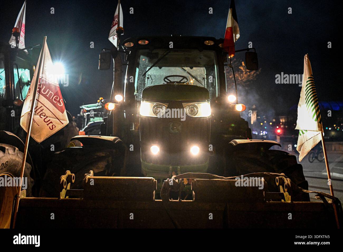 Hundreds of tractors belonging to the FNSEA, Young Farmers and the ...