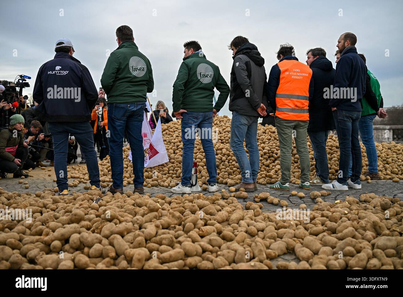 Hundreds of tractors belonging to the FNSEA, Young Farmers and the ...