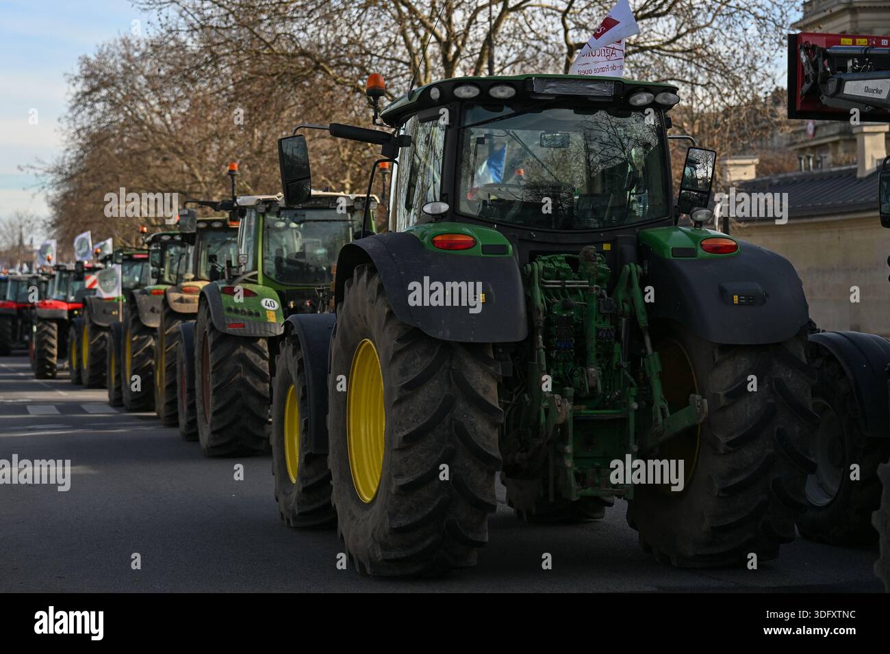 Hundreds of tractors belonging to the FNSEA, Young Farmers and the ...