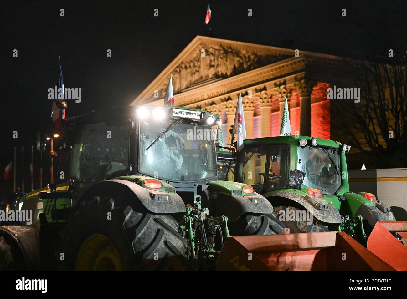 Hundreds of tractors belonging to the FNSEA, Young Farmers and the ...