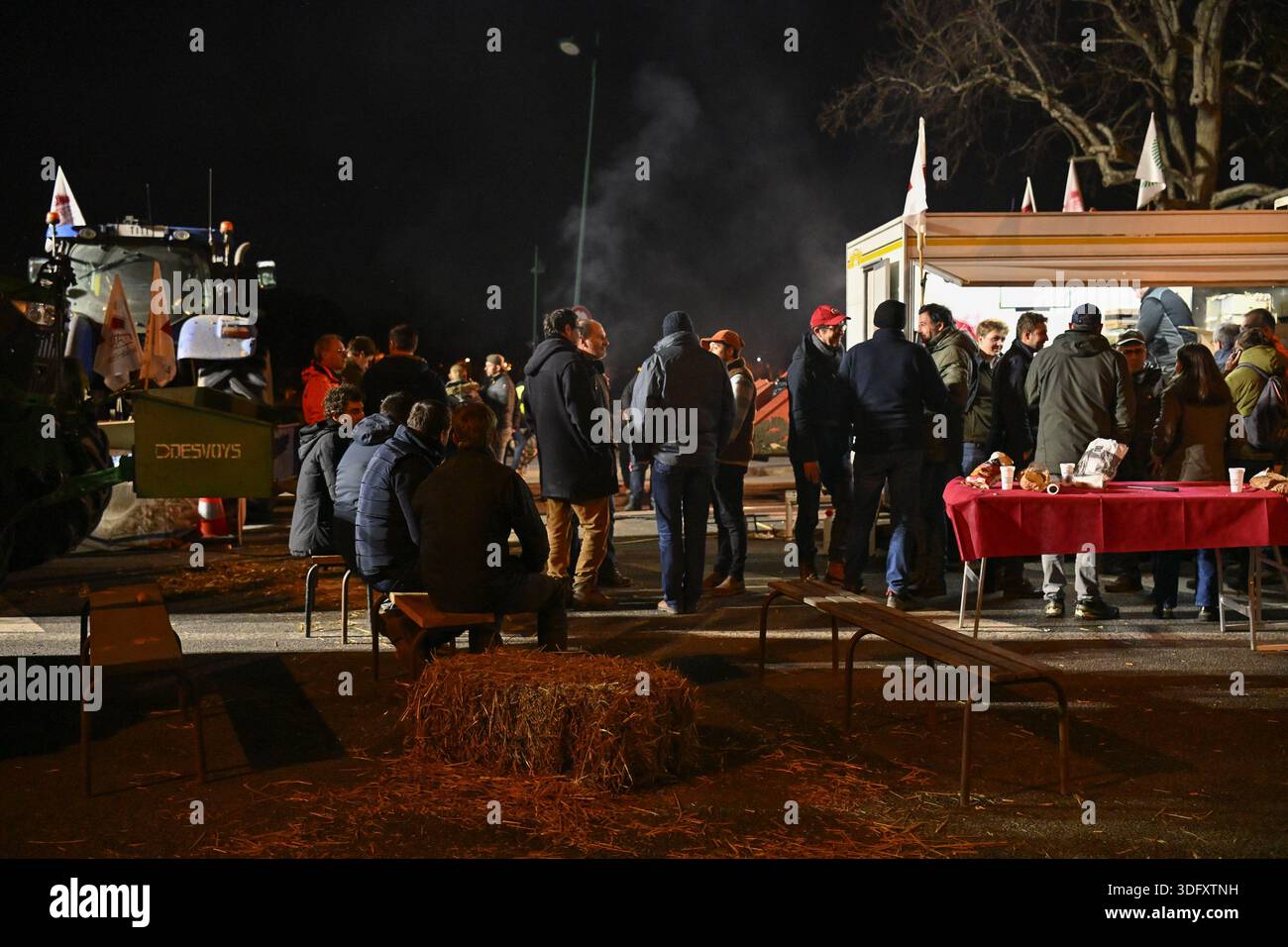 Hundreds of tractors belonging to the FNSEA, Young Farmers and the ...