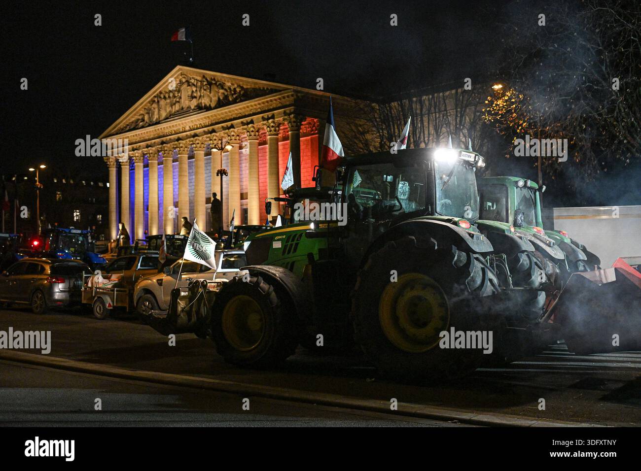 Hundreds of tractors belonging to the FNSEA, Young Farmers and the ...