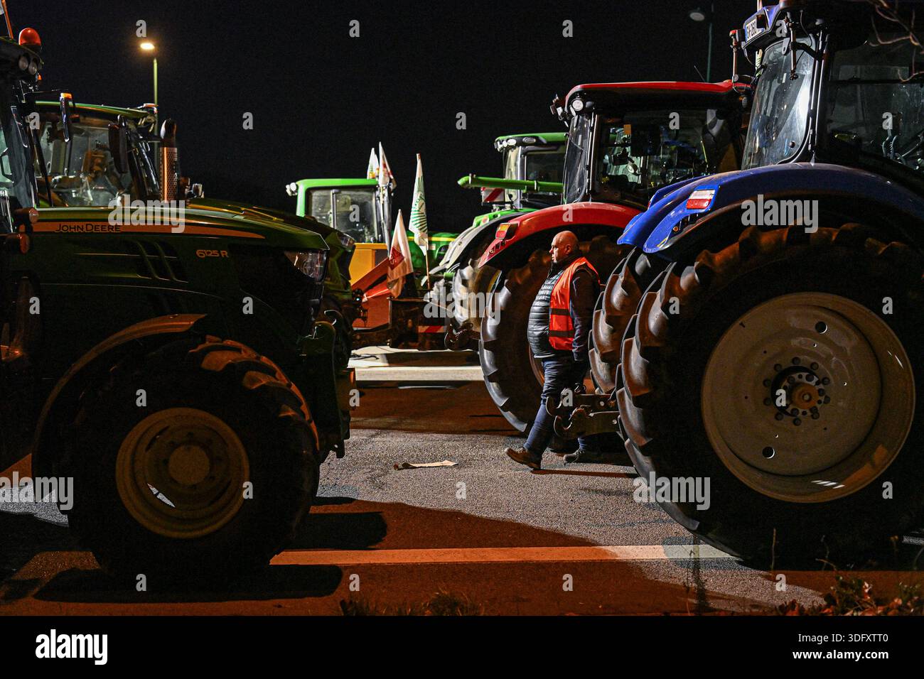 Hundreds of tractors belonging to the FNSEA, Young Farmers and the ...