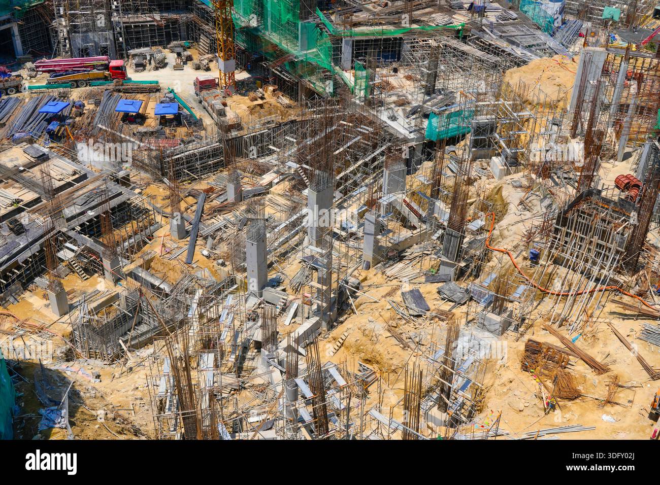 Vertical metal structures hi-res stock photography and images - Alamy