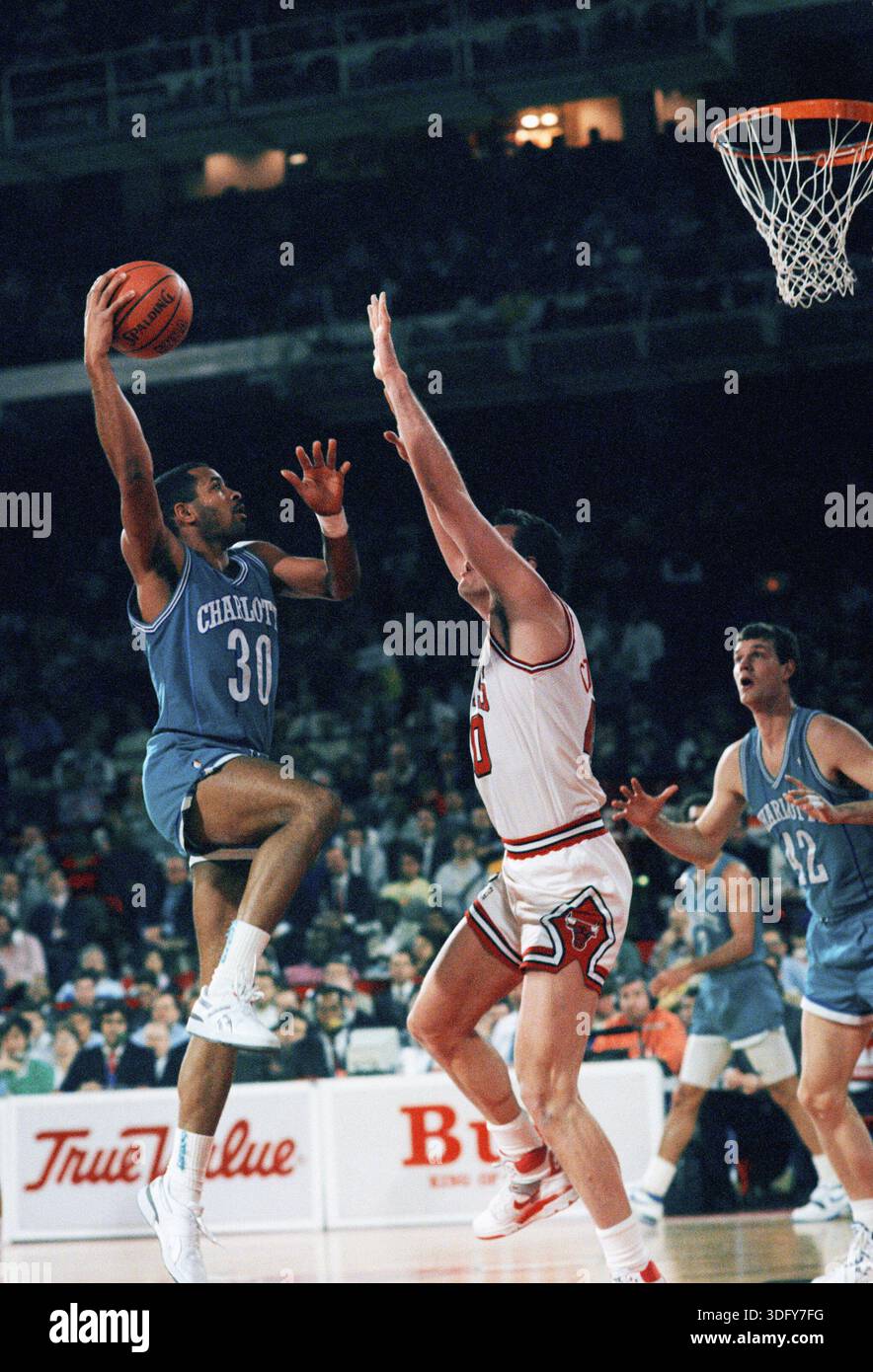 FILE - Charlotte Hornets Dell Curry (30) tries to shoot over Chicago ...