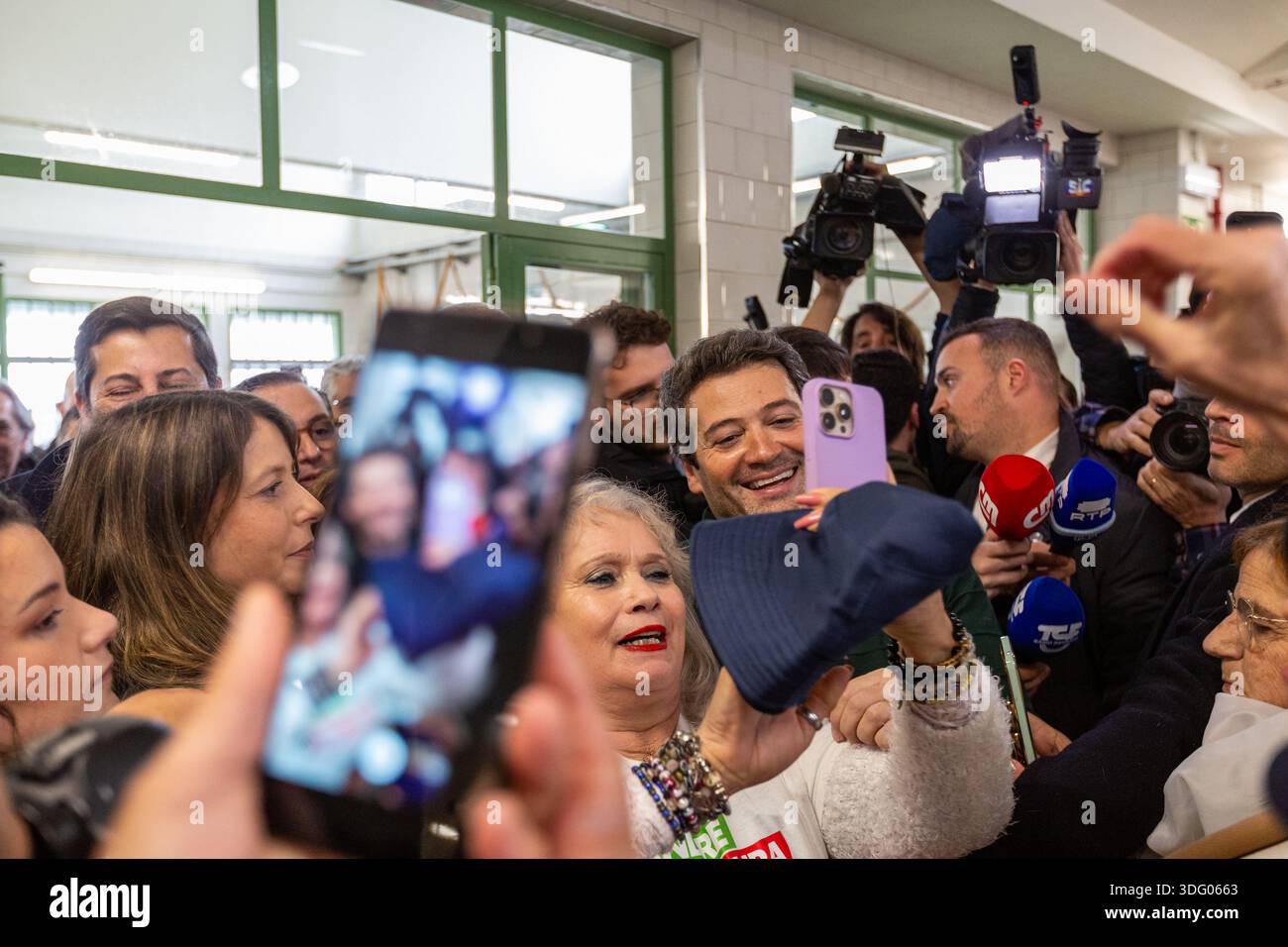 Presidential candidate André Ventura meets vendors and locals at the ...
