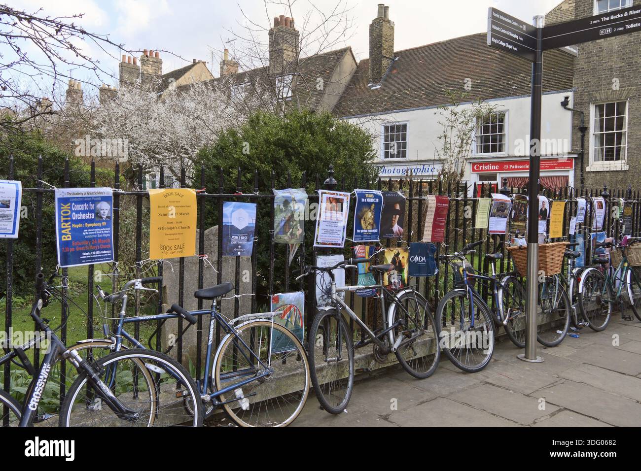 Everyday british street scene hi-res stock photography and images - Alamy