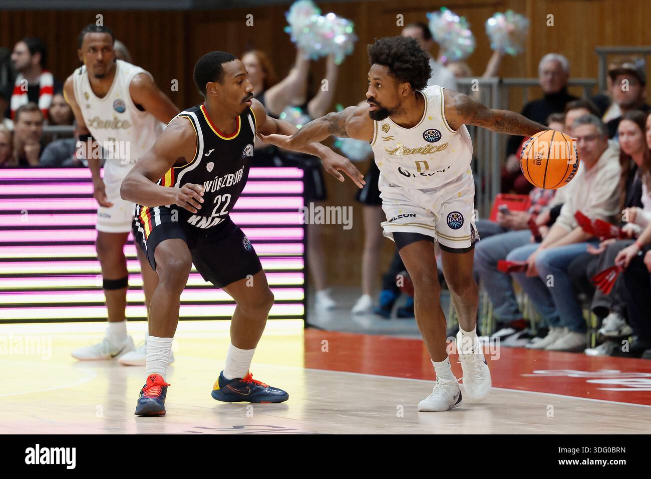 f.l.t.r.: Johnathan Stove (Fitness First Wuerzburg Baskets, 22) und ...