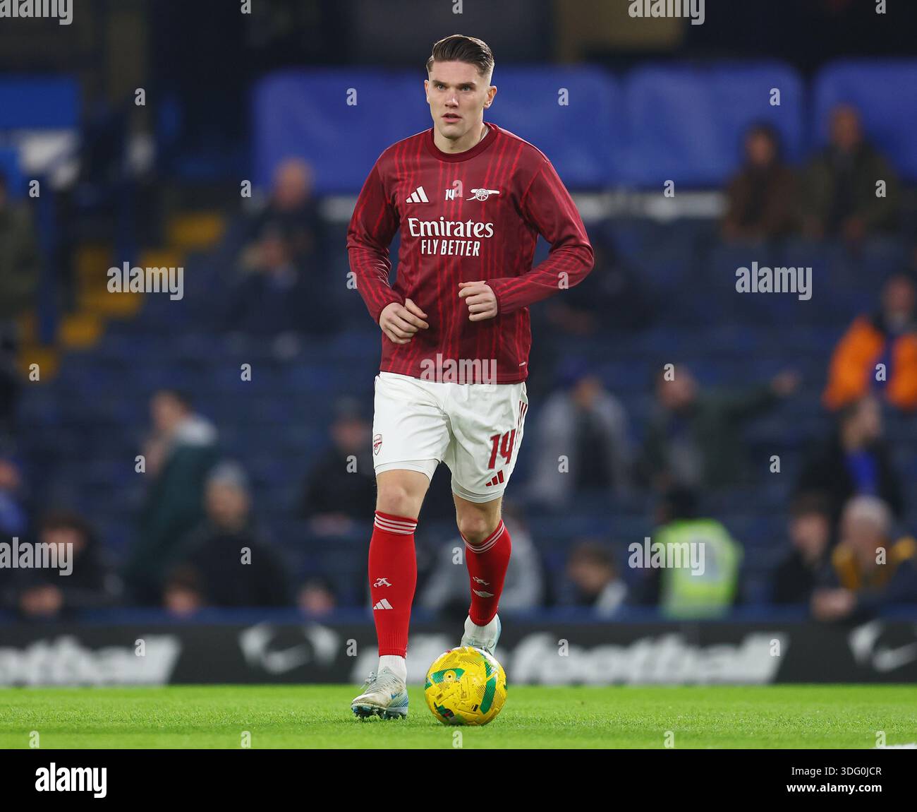 London, England, 14th January 2026. Viktor Gyokeres of Arsenal warm up ...
