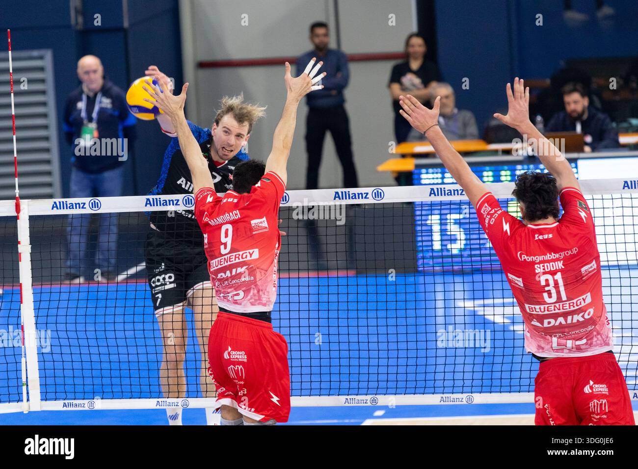 spike of REGGERS Ferre, Allianz Milano during Allianz Milano vs Gas ...