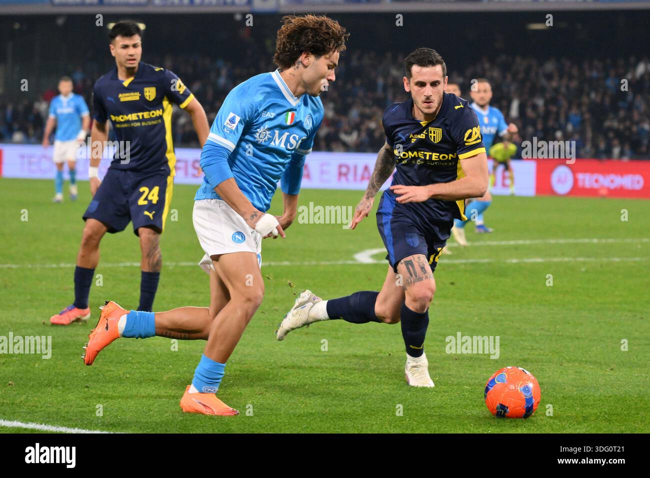 Antonio vergara of ssc napoli under pressure from emanuele valer hi-res ...