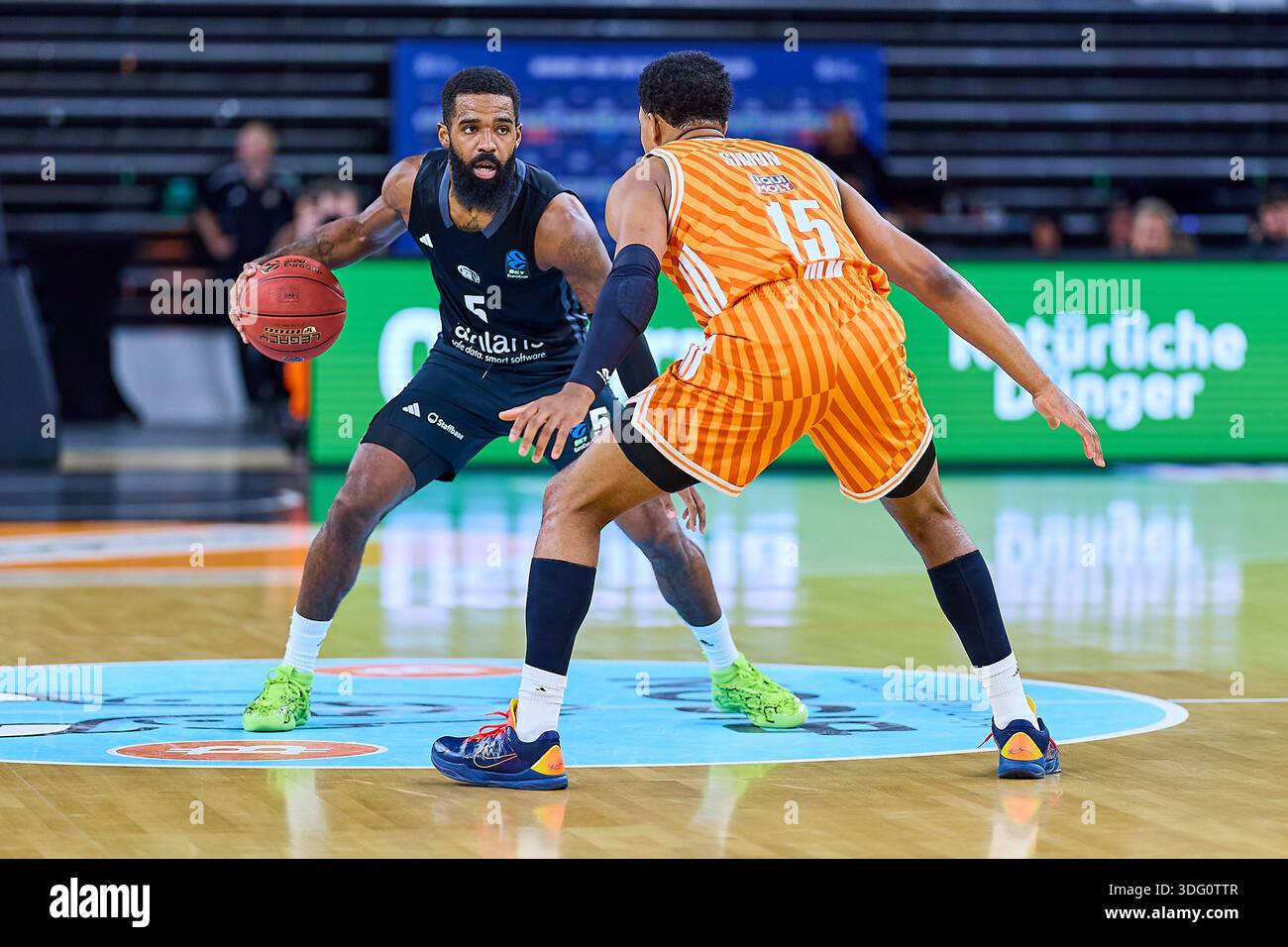 Corey Davis (NINERS Chemnitz, #05), Justin Simon (ratiopharm ulm, #15 ...