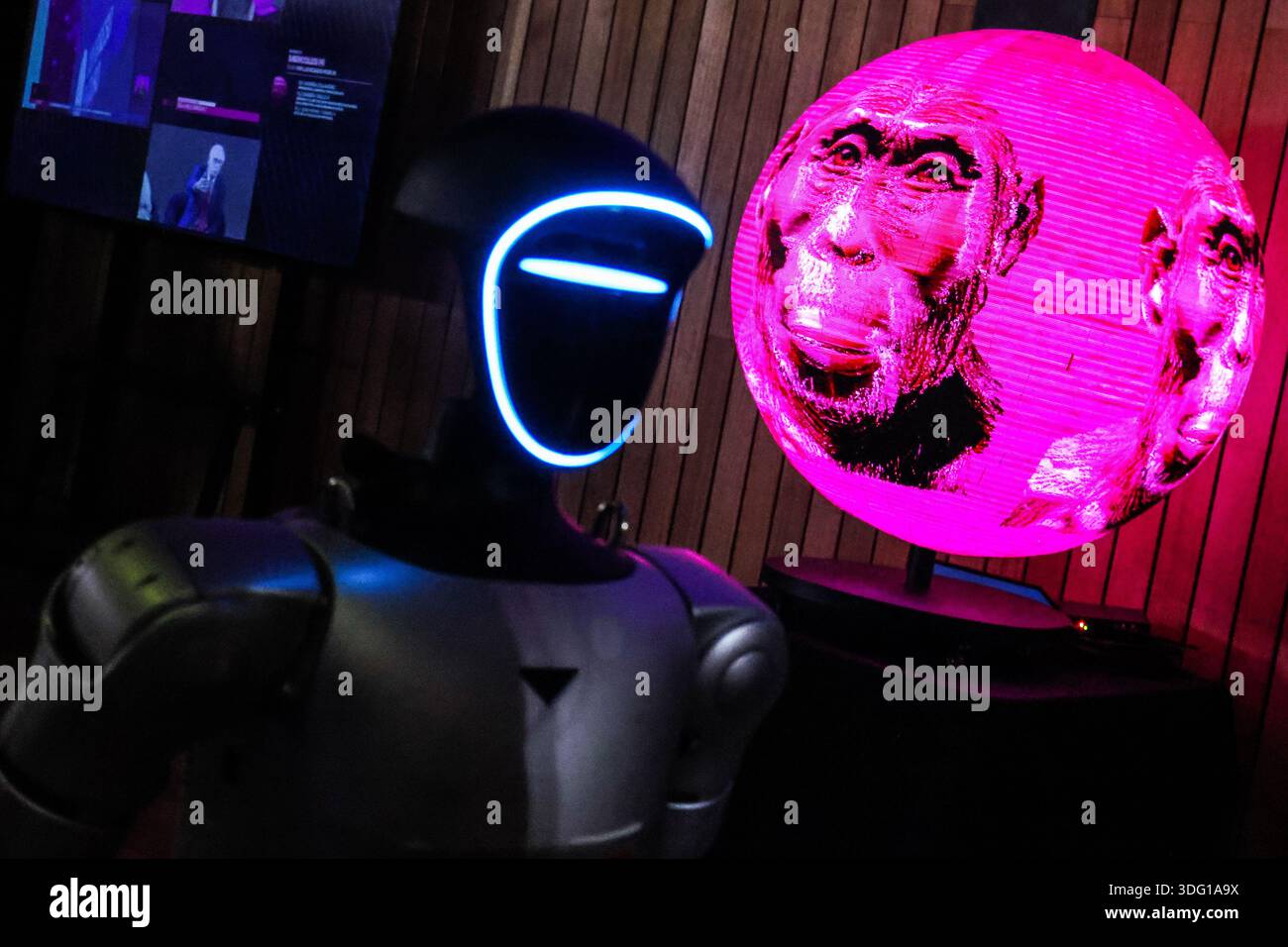 A robot and a circular screen during the congress future in the city of ...